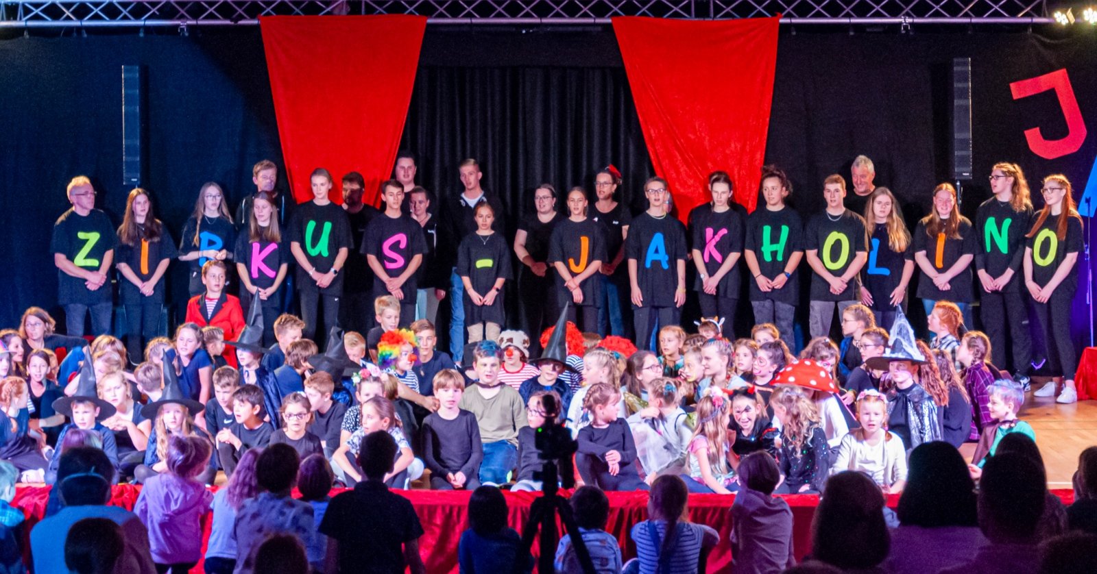 Junge Artisten rocken die Manege des Zirkus JAKHOLINO